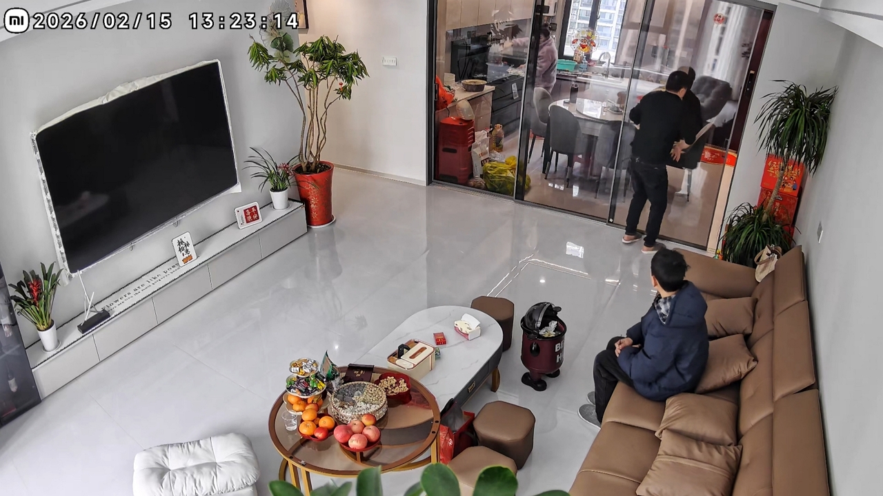 Man walks into glass door in hilarious home fail