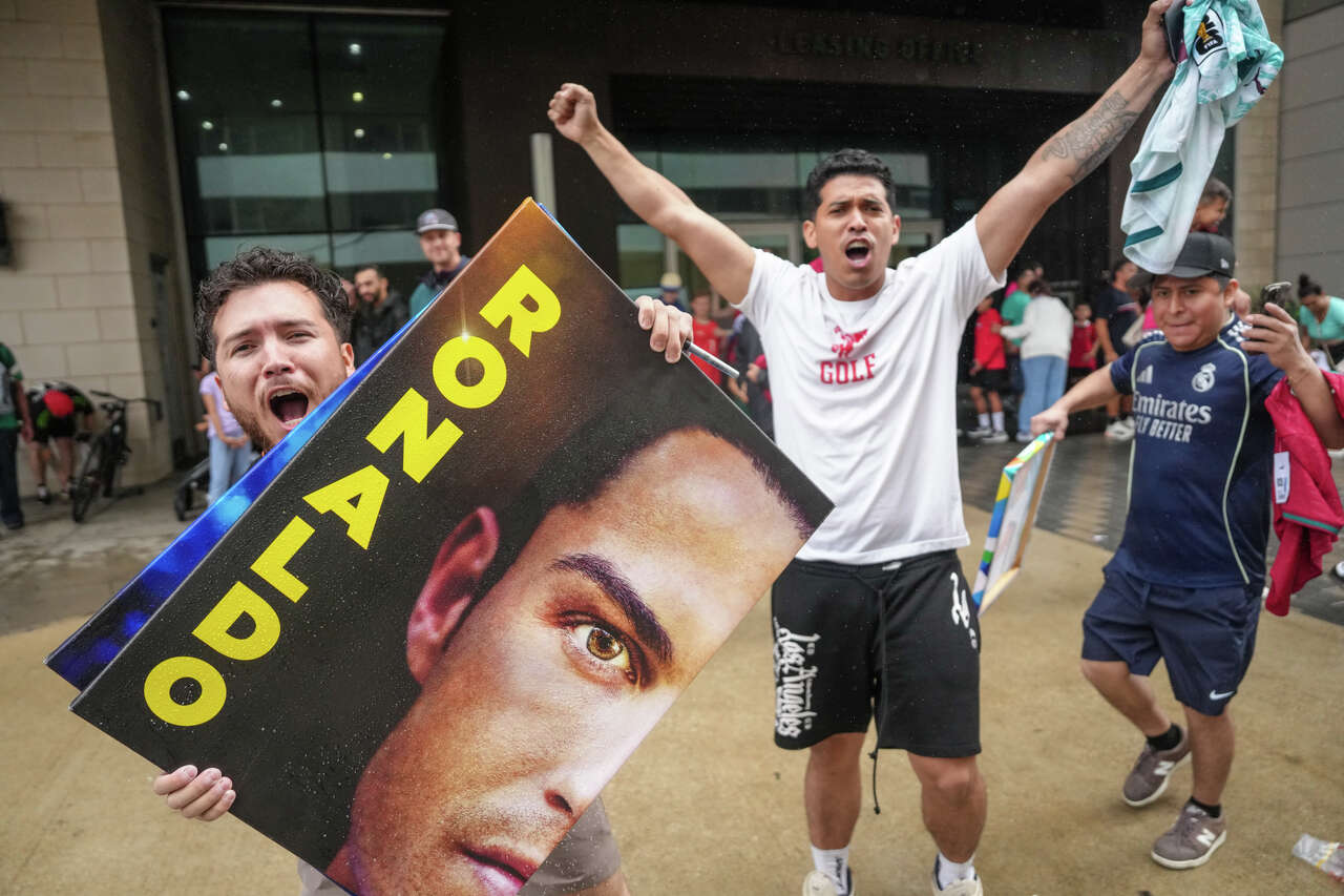 Hundreds of World Cup fans send off Portugal, Cristiano Ronaldo from ...