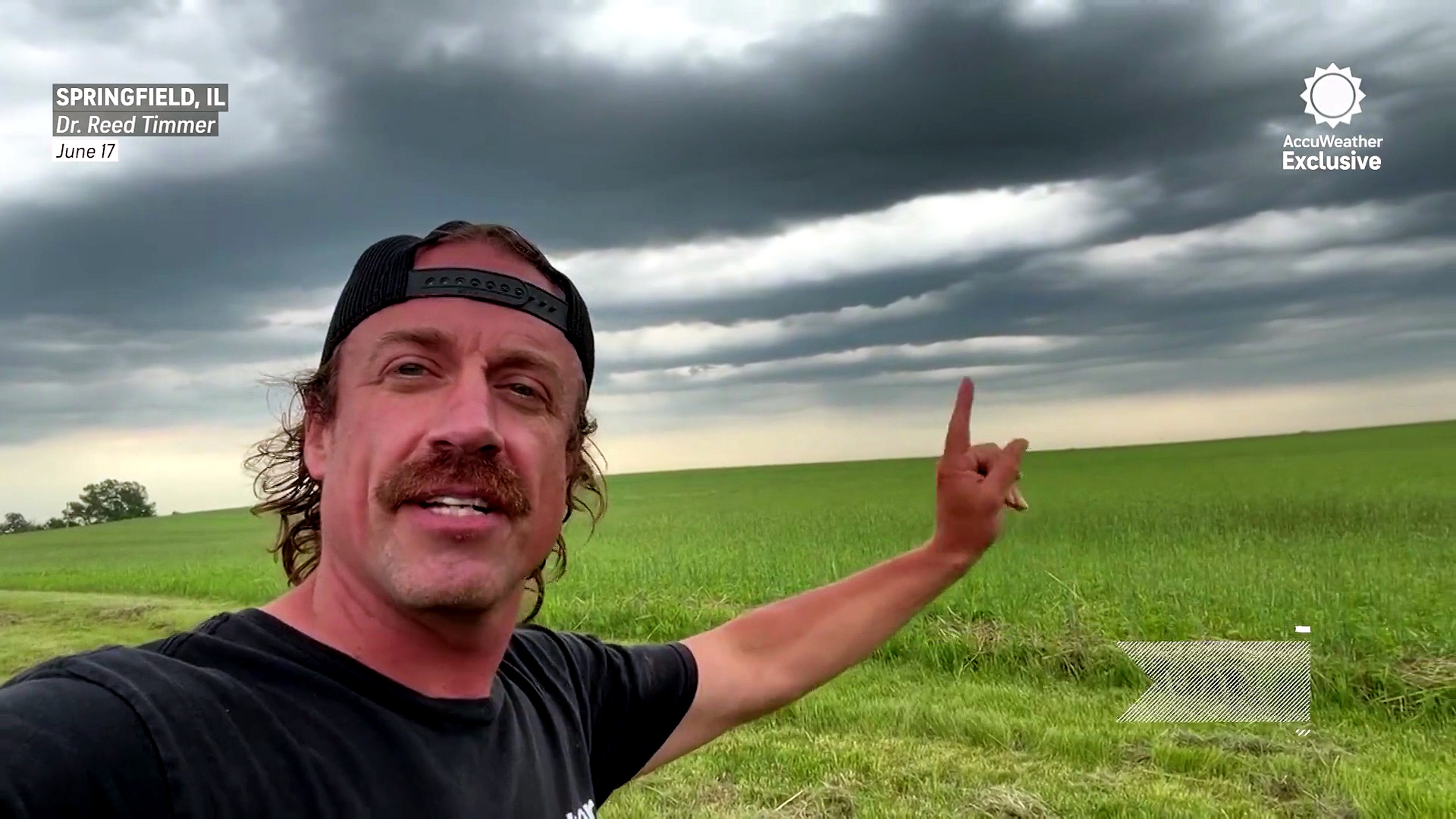 'Hoagie bun' clouds form during supercell development in Illinois