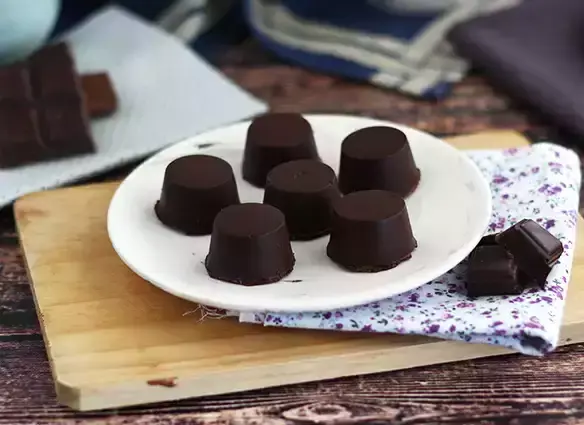 Čokoládové bonbony plněné slaným máslovým karamelem a mandlemi