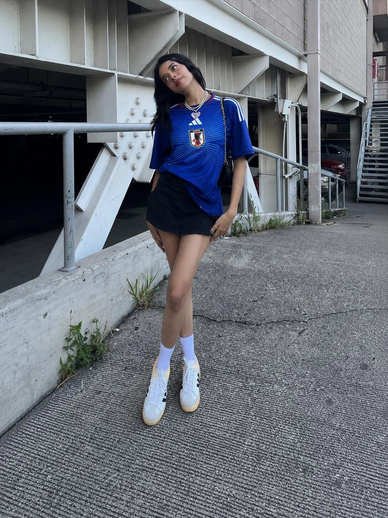 El hack para usar playera oversized de fútbol sin que parezca pijama