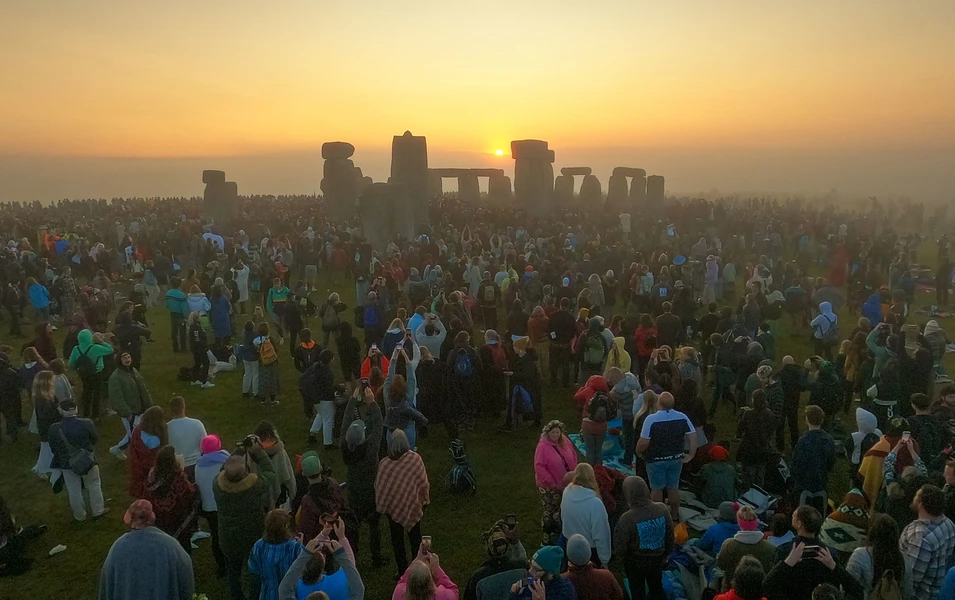 Bulford discovery reveals solar worship predating Stonehenge by centuries