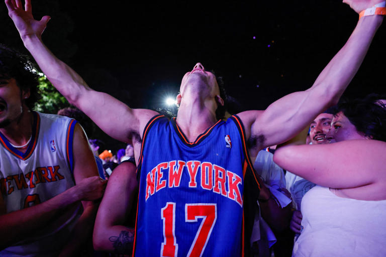 Knicks join legends in NYC ticker-tape parade history