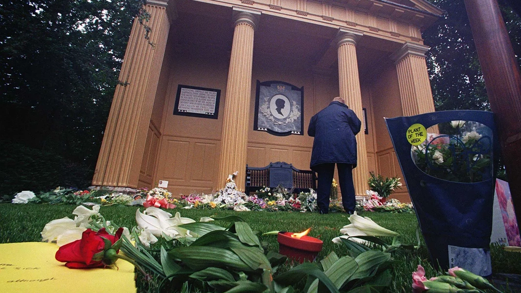 16 notable graves of famous figures