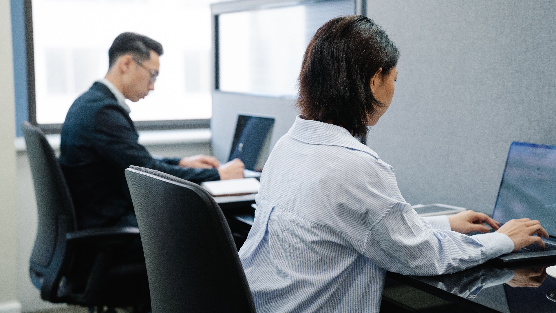 Office romance: 10 reasons you should never date your coworker & 10 why ...