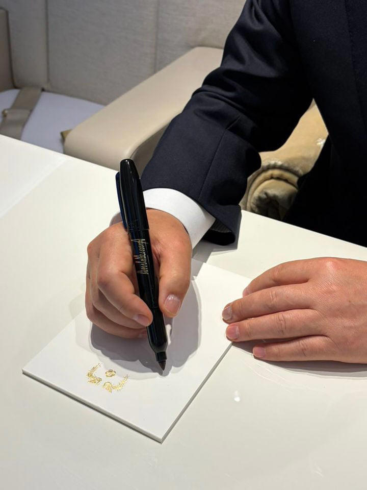 Lee receives Trump’s golf invitation, signature pen