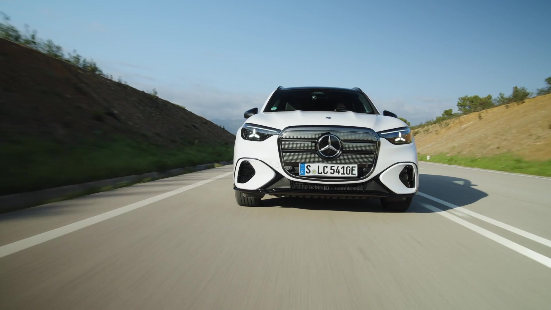Mercedes-Benz GLC 400 4MATIC with EQ technology in opalite white ...