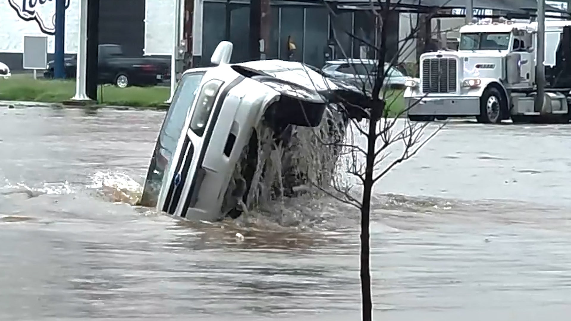 Tow truck driver’s questionable choices backfire amid Texas flooding