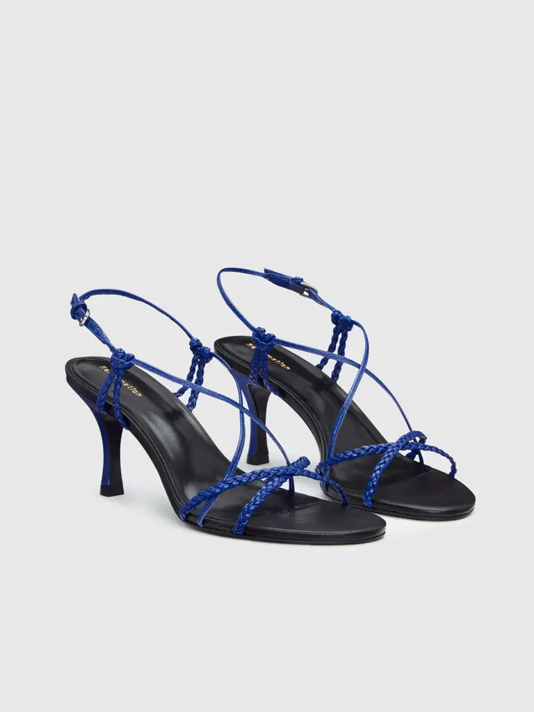 Mandate in vacanza le scarpe nere: i sandali blu sono qui per svoltare ...