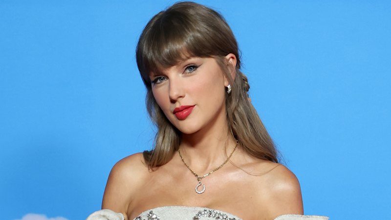 Taylor Swift fuels rumours of new album