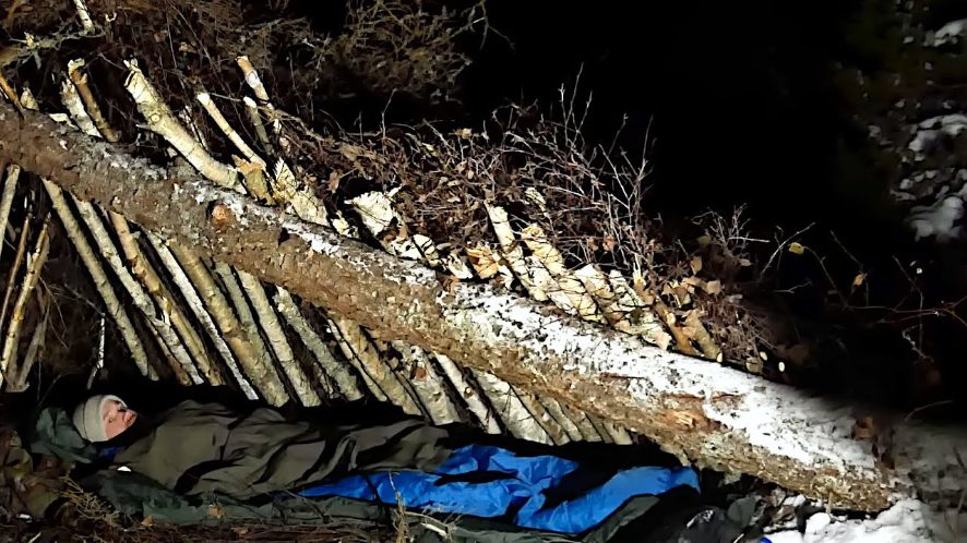 Surviving a -10°C night in a bushcraft shelter build experience