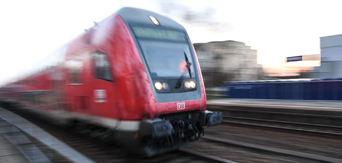 Mann schlägt Zugbegleiterin ins Gesicht – Mitreisende greifen ein