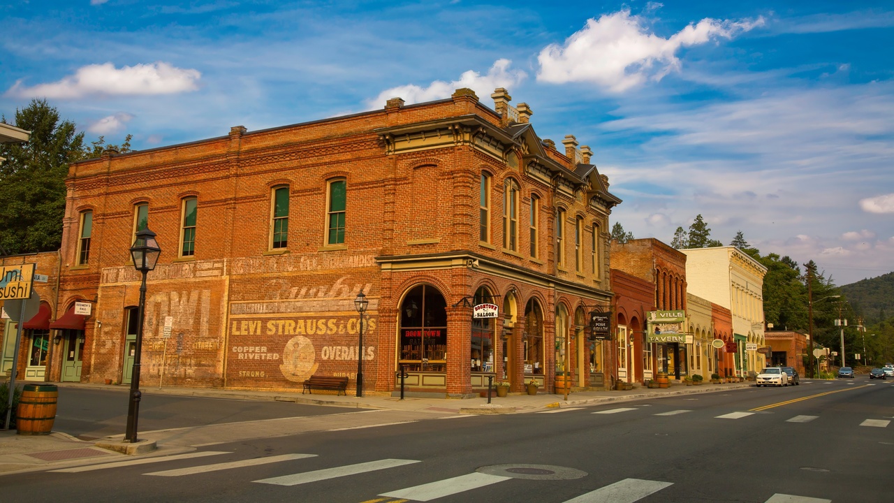 Over 100 gold rush buildings still stand in this southern Oregon town ...