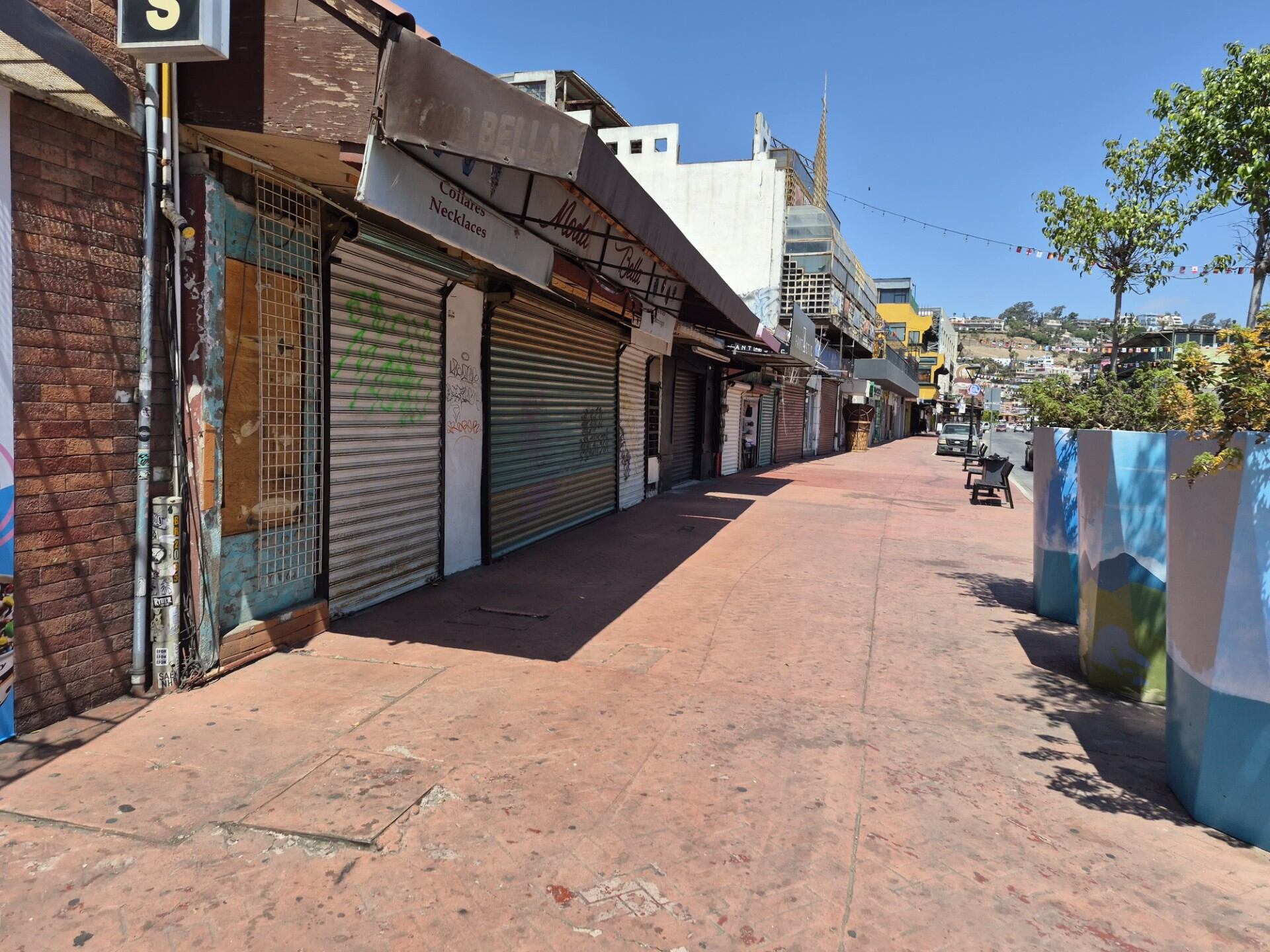 Cierran alrededor de 30 negocios en la zona turística de Ensenada