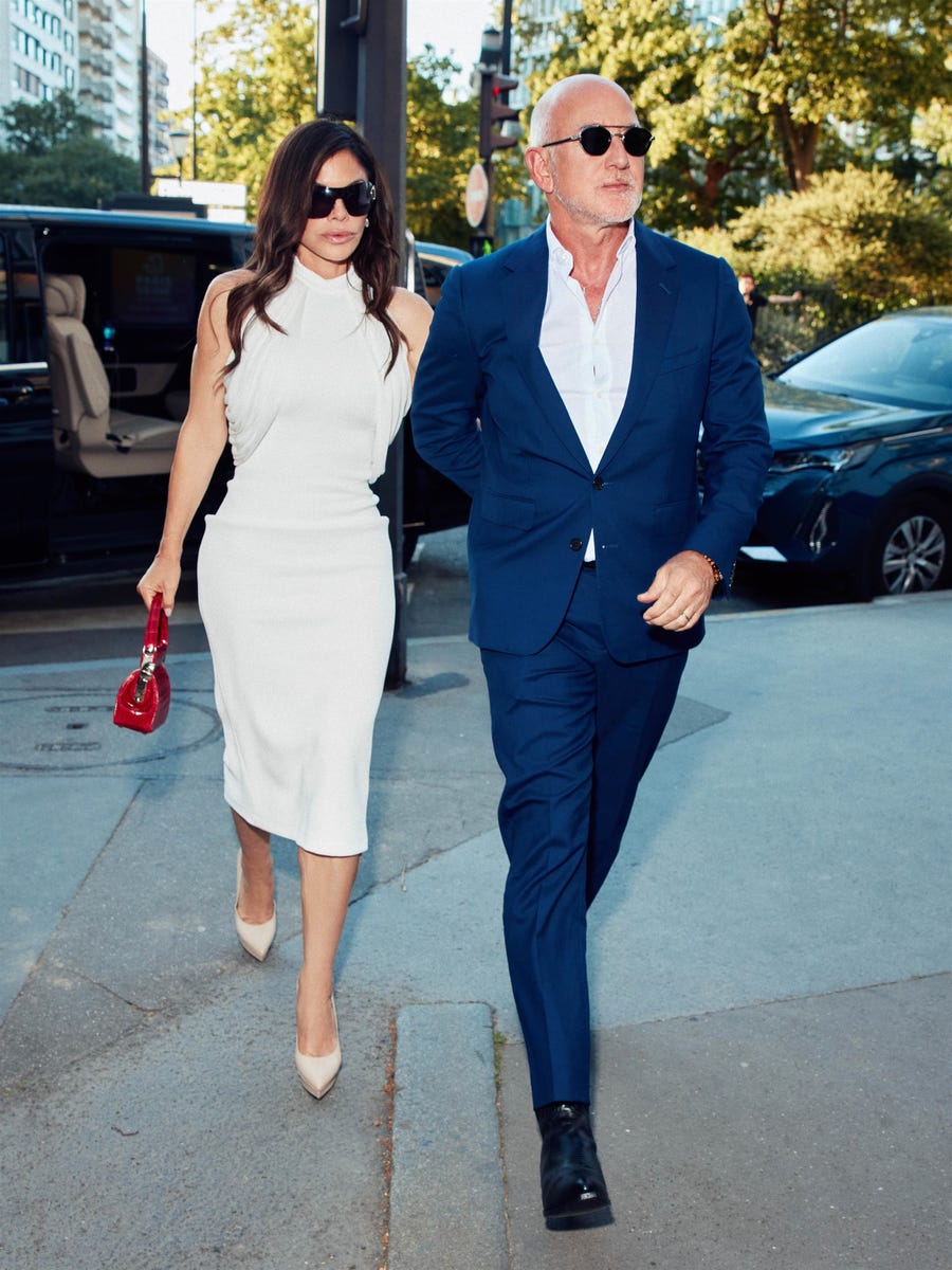 Lauren Sánchez Bezos carries a rare, blood-red Dior bag with a secret ...