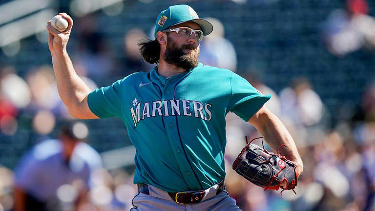 Royals trade for Mariners right-hander to bolster pitching depth