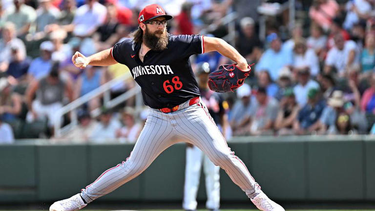 Royals trade for Mariners right-hander to bolster pitching depth