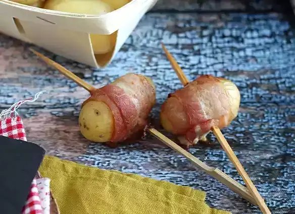 Brochettes apéritives de pommes de terre et poitrine fumée