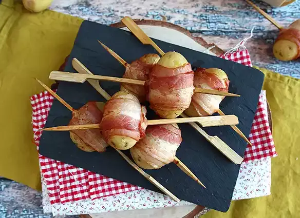 Brochettes apéritives de pommes de terre et poitrine fumée