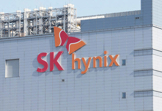 260만닉스 넘었다…SK하이닉스·SK스퀘어 3~4%대 동반 강세[특징주]