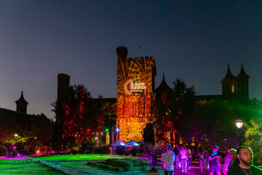 Smithsonian museums to stay open late this weekend