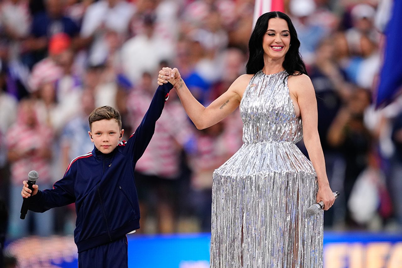 Katy Perry performs 'Wonder' for the first time with 10-year-old ...