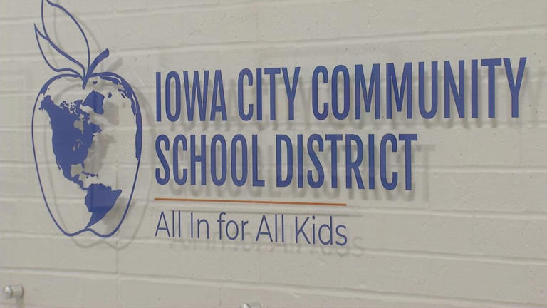 Iowa City school board reviews new applications for interim superintendent