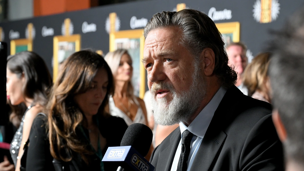Russell Crowe debuts leaner look with Britney Theriot in Italy