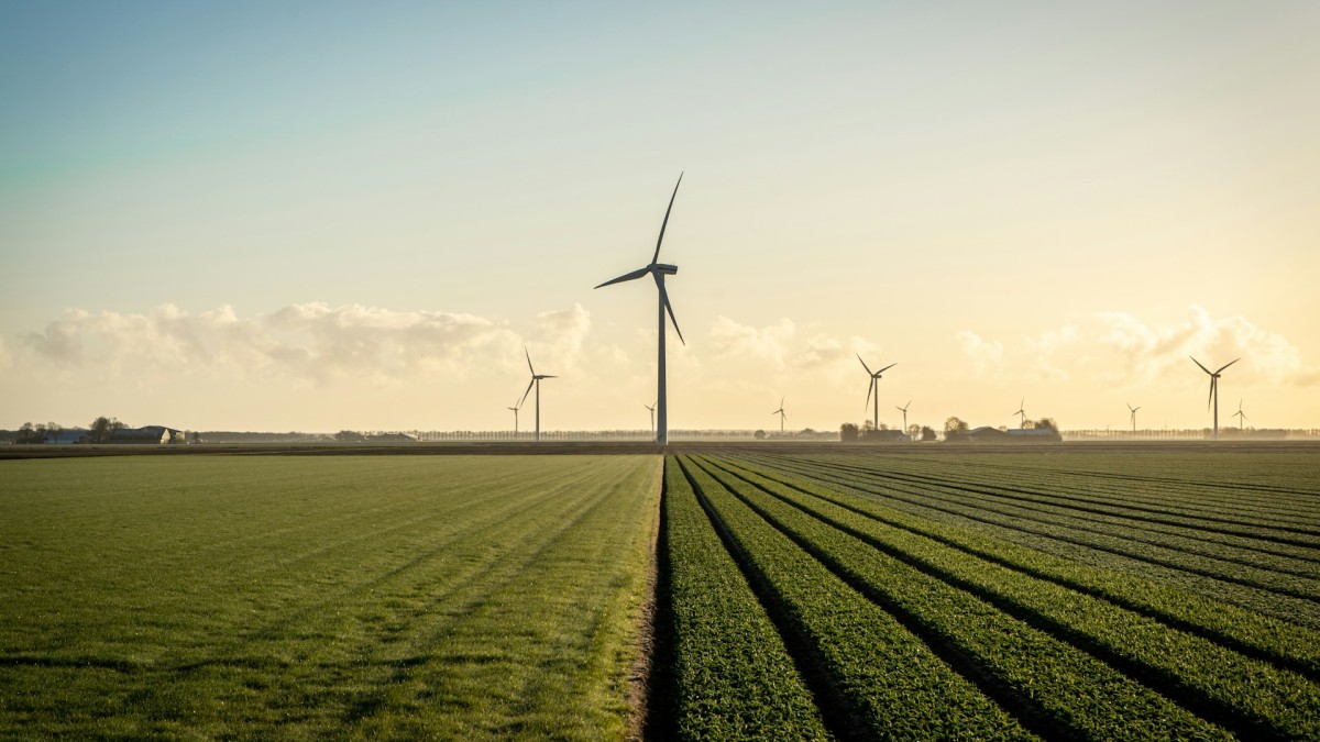 Clean energy investment hits $2.2 trillion, nearly double fossil fuels