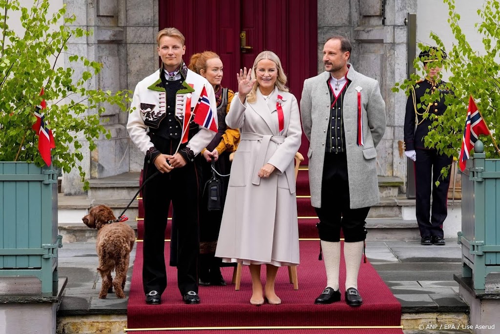 Haakon en Sverre Magnus bezoeken Mette-Marit in ziekenhuis