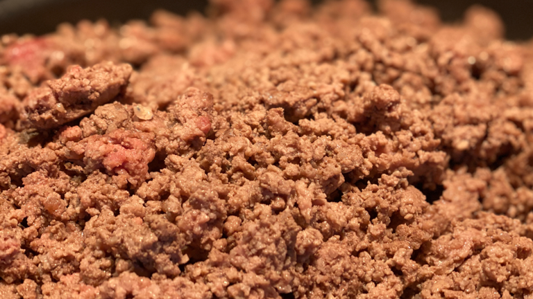 Rale essa fruta e coloque na carne moída: truque inusitado deixa a ...