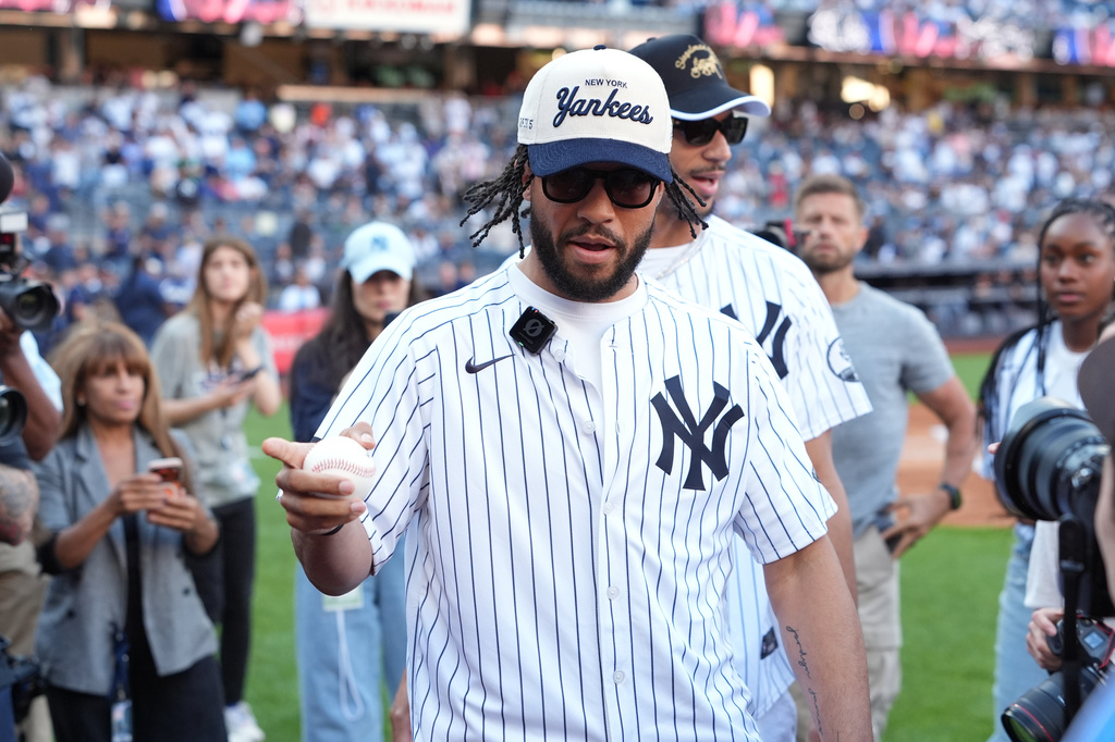 Brunson and Hart throw out first pitches at Yankee Stadium as Knicks ...
