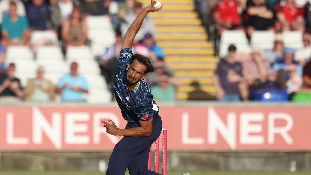 Bail-swapping antics light up tense Yorkshire-Warwickshire draw