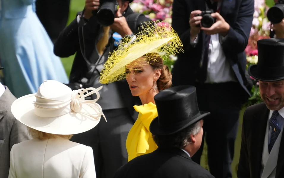 Kate Middleton makes elegant return to Royal Ascot with curtsy to King ...