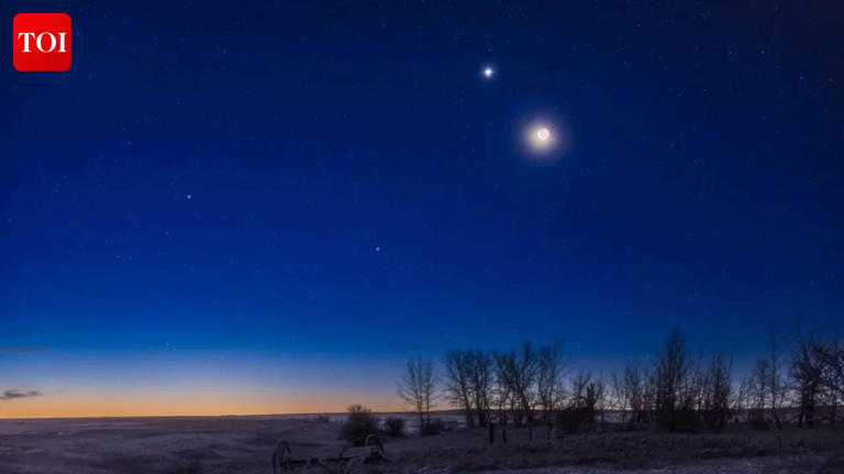The crescent moon joins these 3 planets in a beautiful sunset sky show ...