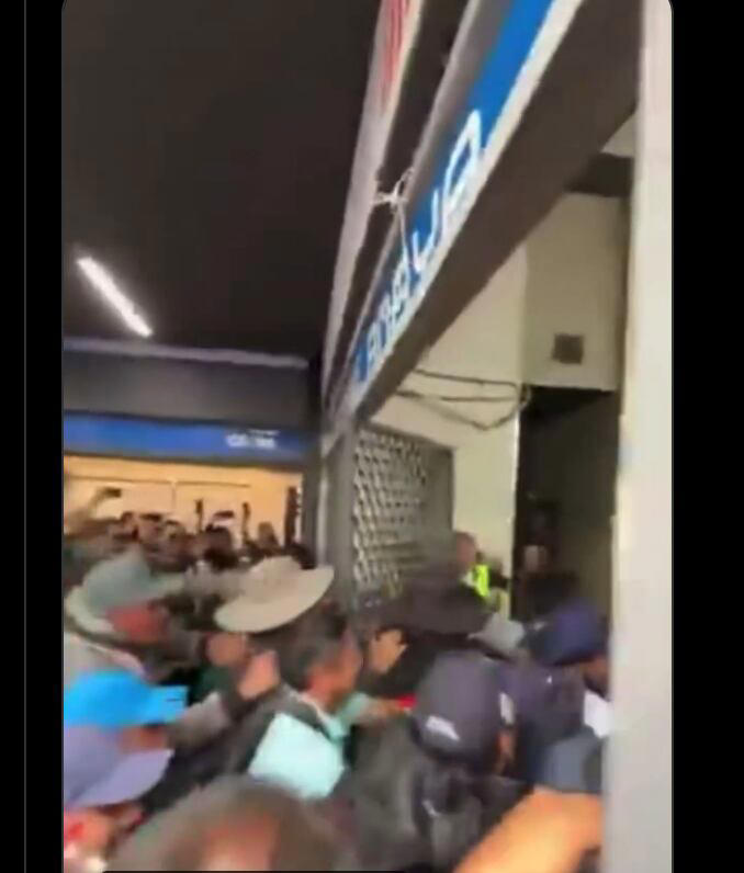 Usuarios dan portazo en estación General Anaya de la Línea 2 del Metro