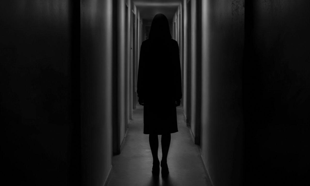 ¿Qué significa ver una sombra negra en tu casa en lo espiritual?