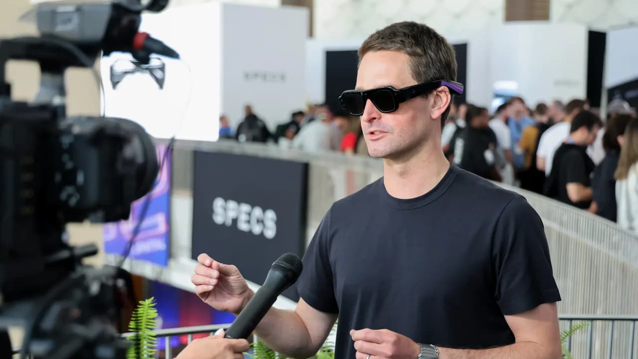 SNAP stock falls for second day after costly AR glasses launch: Analyst ...
