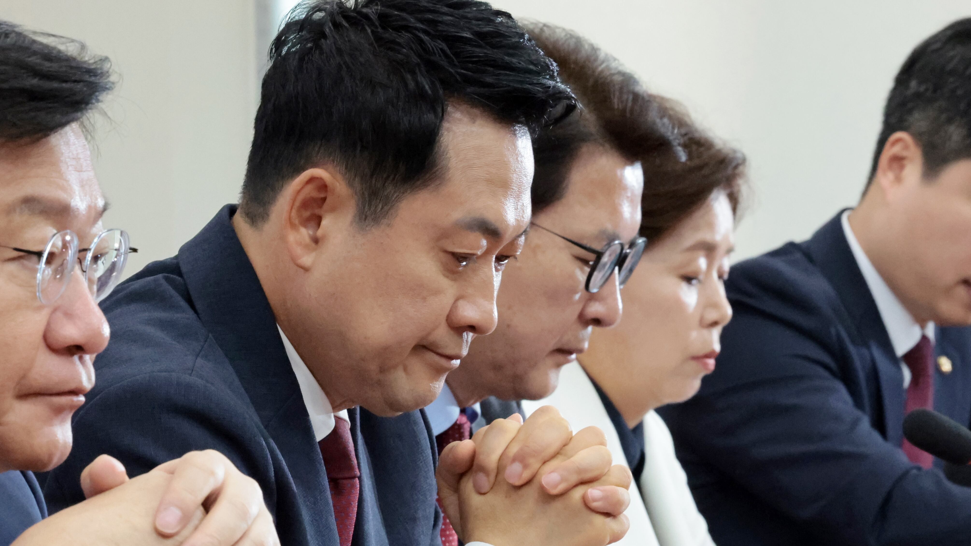 People Power Party clash over resignation, 'alien language' criticism