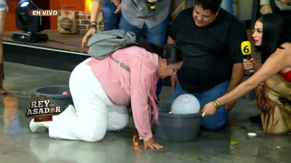 Mamá salva a parrillero de castigo en el Rey del Asador