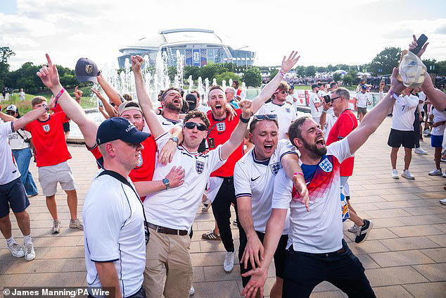 Moment England heroes join in with fans singing Wonderwall after World ...