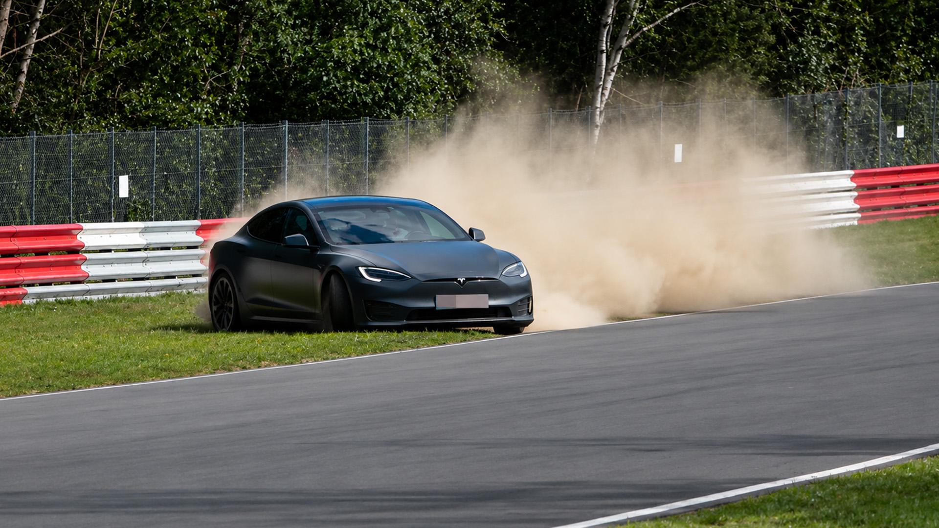 Tesla Model S Plaid crasht tijdens run op de Nürburgring