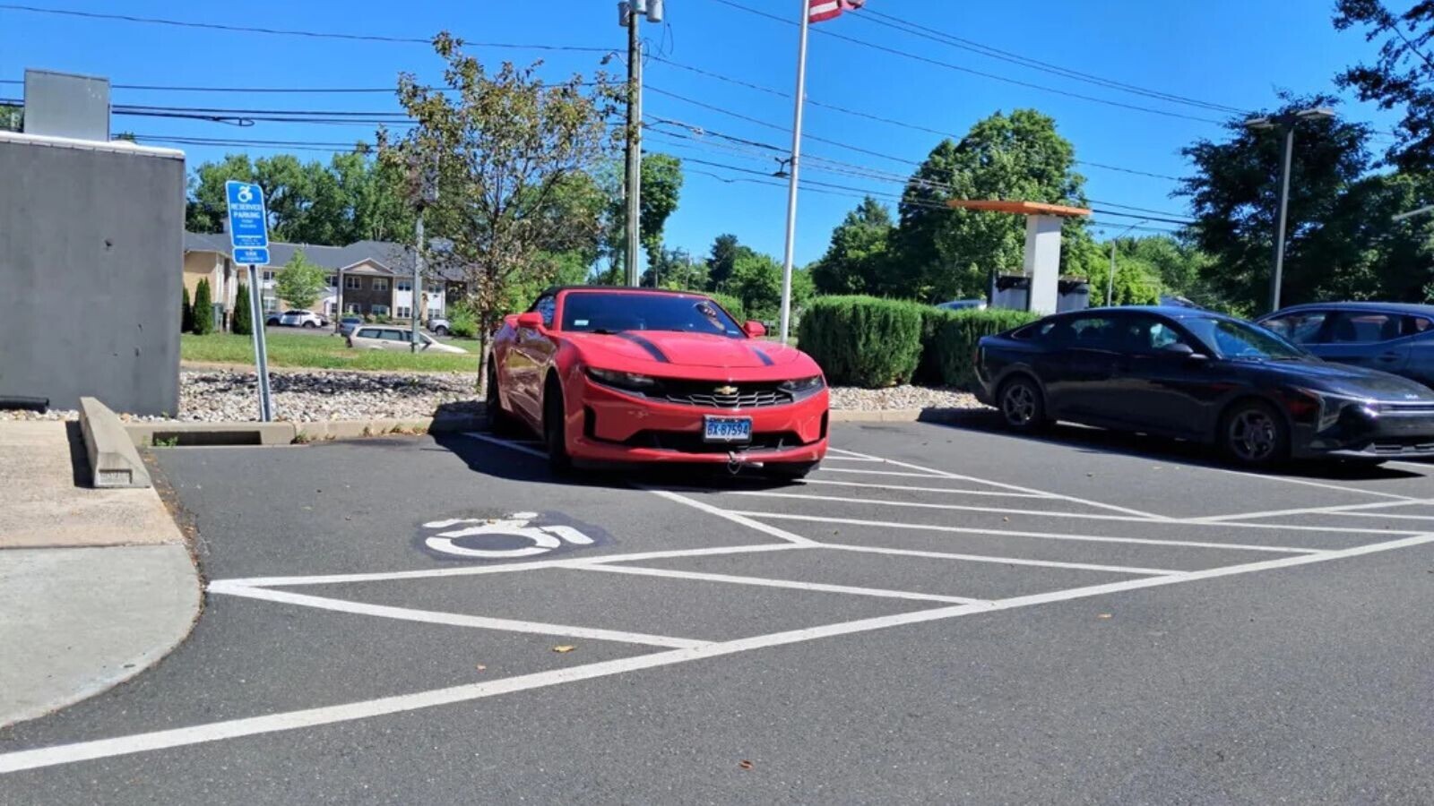20 photos showing that common sense is optional in public spaces