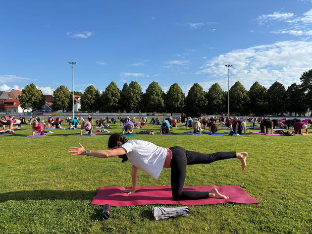 Über 100 Teilnehmer verwandeln Sportplatz in Kaufungen in Yoga-Fläche