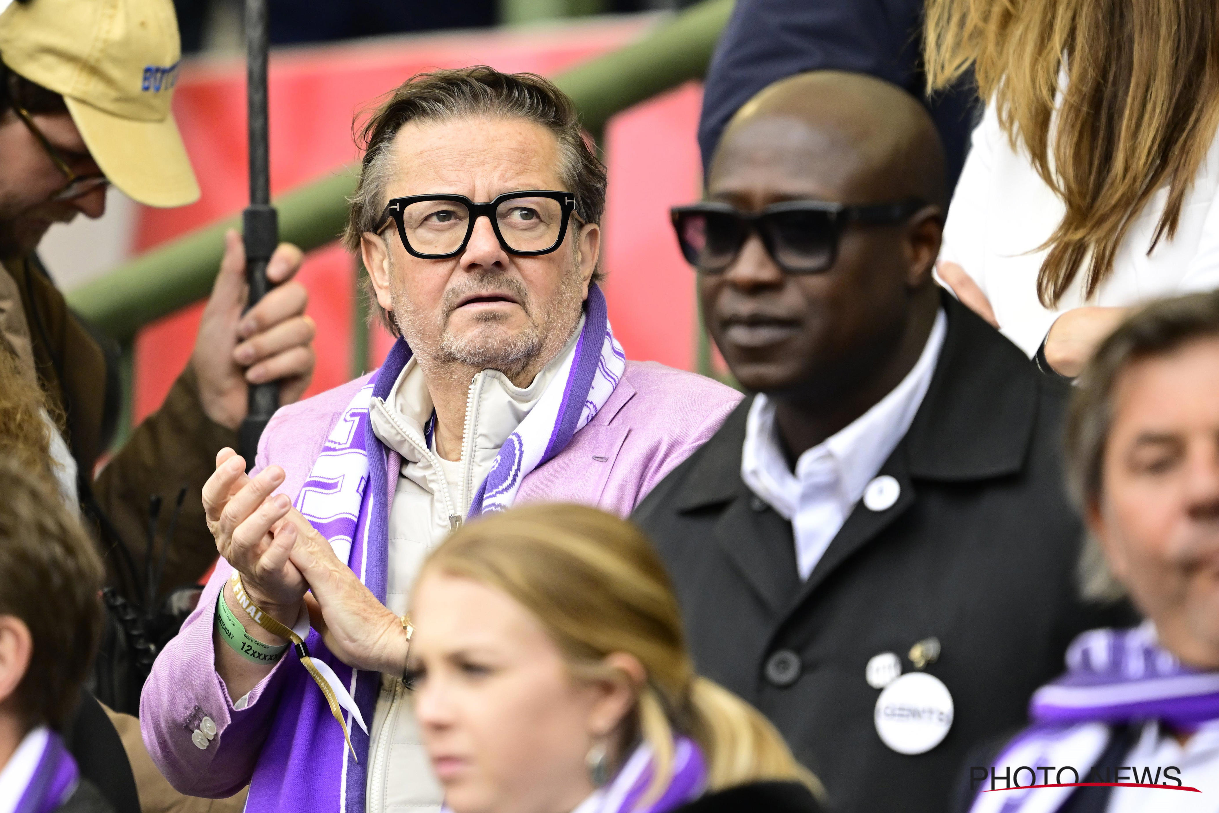 Anderlecht-fans protesteren met spandoeken weer tegen Coucke: 'Blijf in ...