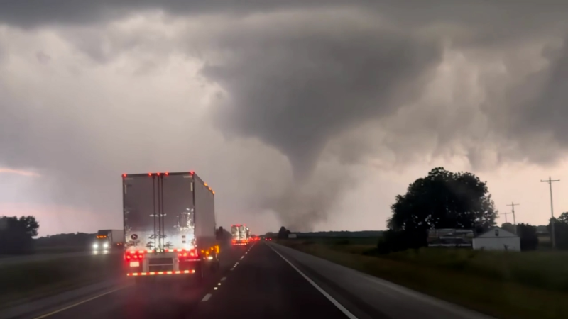 Storm chasers intercept violent tornado right off the interstate in ...