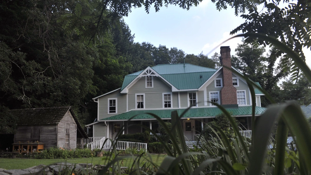 North Carolina's scenic inns, wineries, and mountain towns