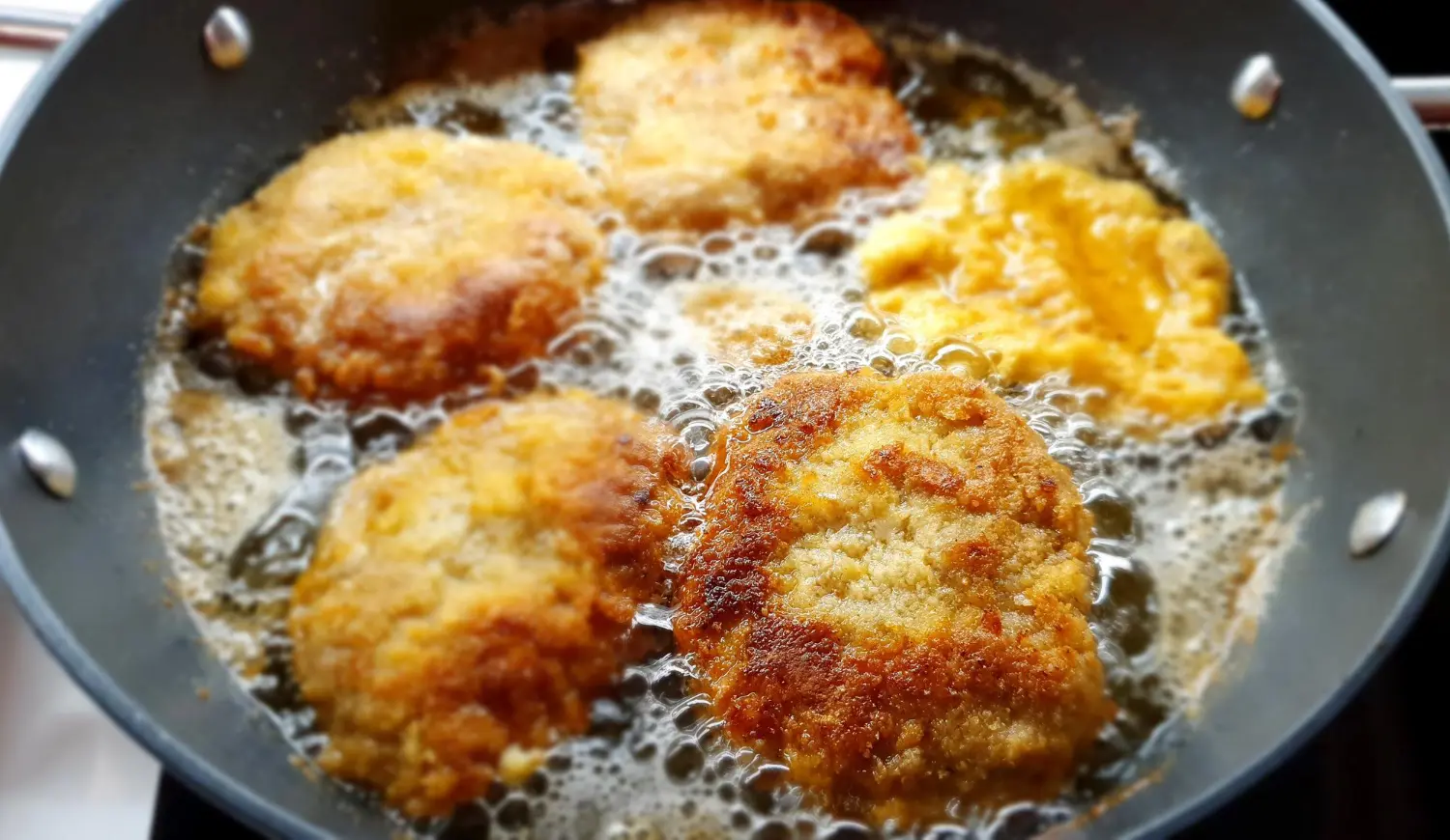 Deja de calentar el aceite de esta manera tan peligrosa o tus frituras ...