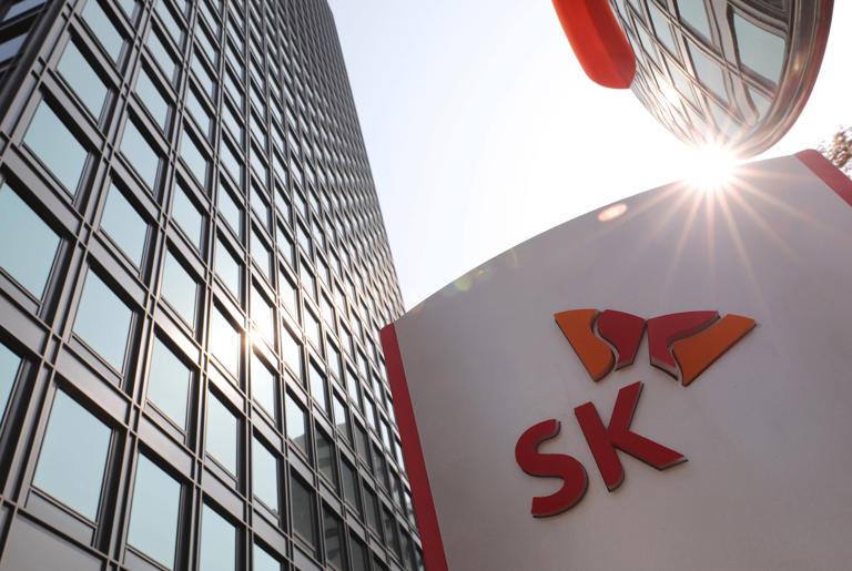 SK heir Choi Young-keun returns after drug-related suspended sentence