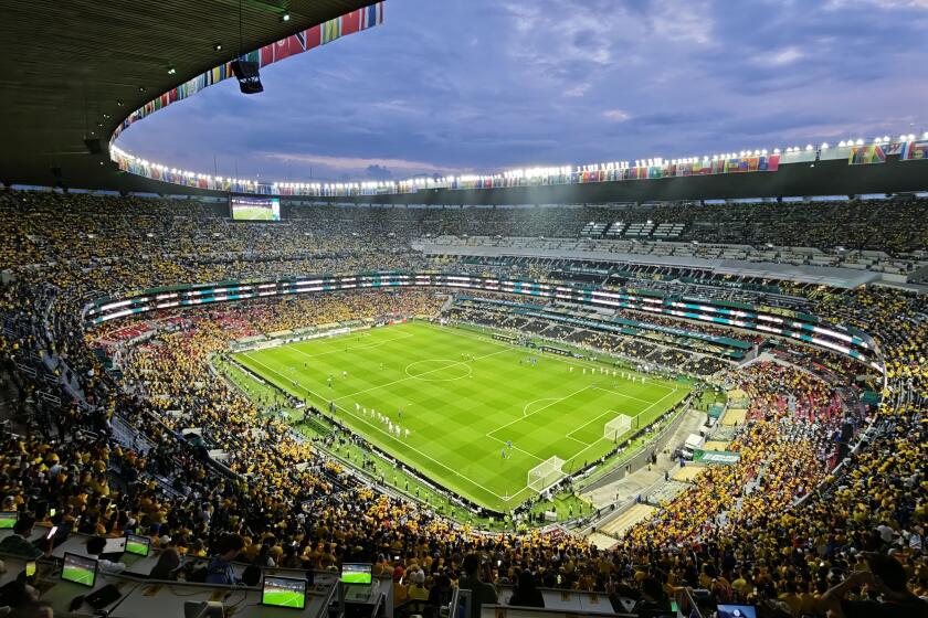 Colombianos se adueñan del Estadio Ciudad de México en debut mundialista